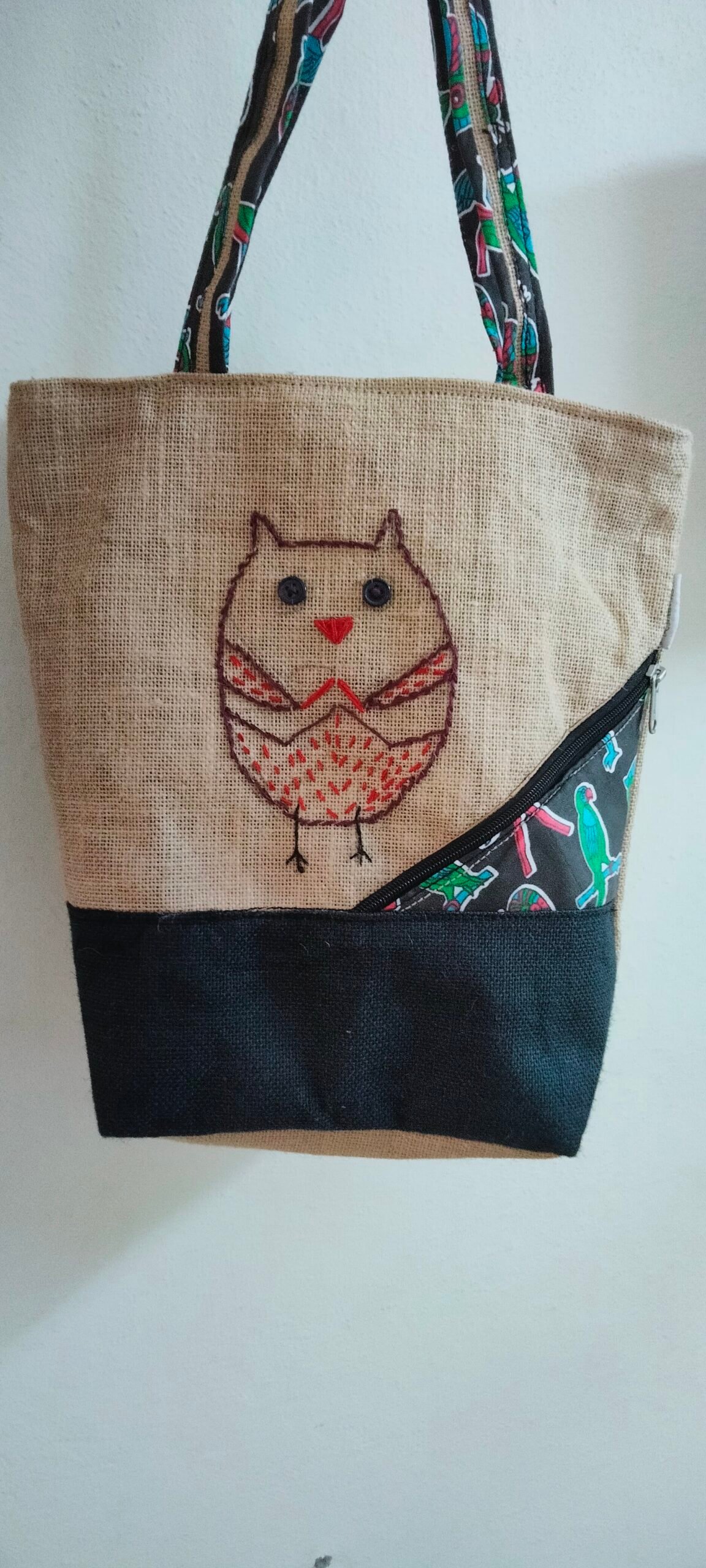 Embroidered handbag in jute with cotton handles.